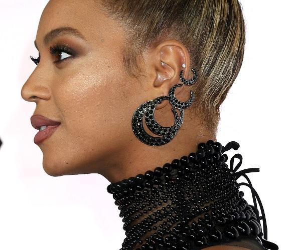 WATCH: Beyoncé Powers Through A Ripped-Out Earring Like A Legit Tough ...